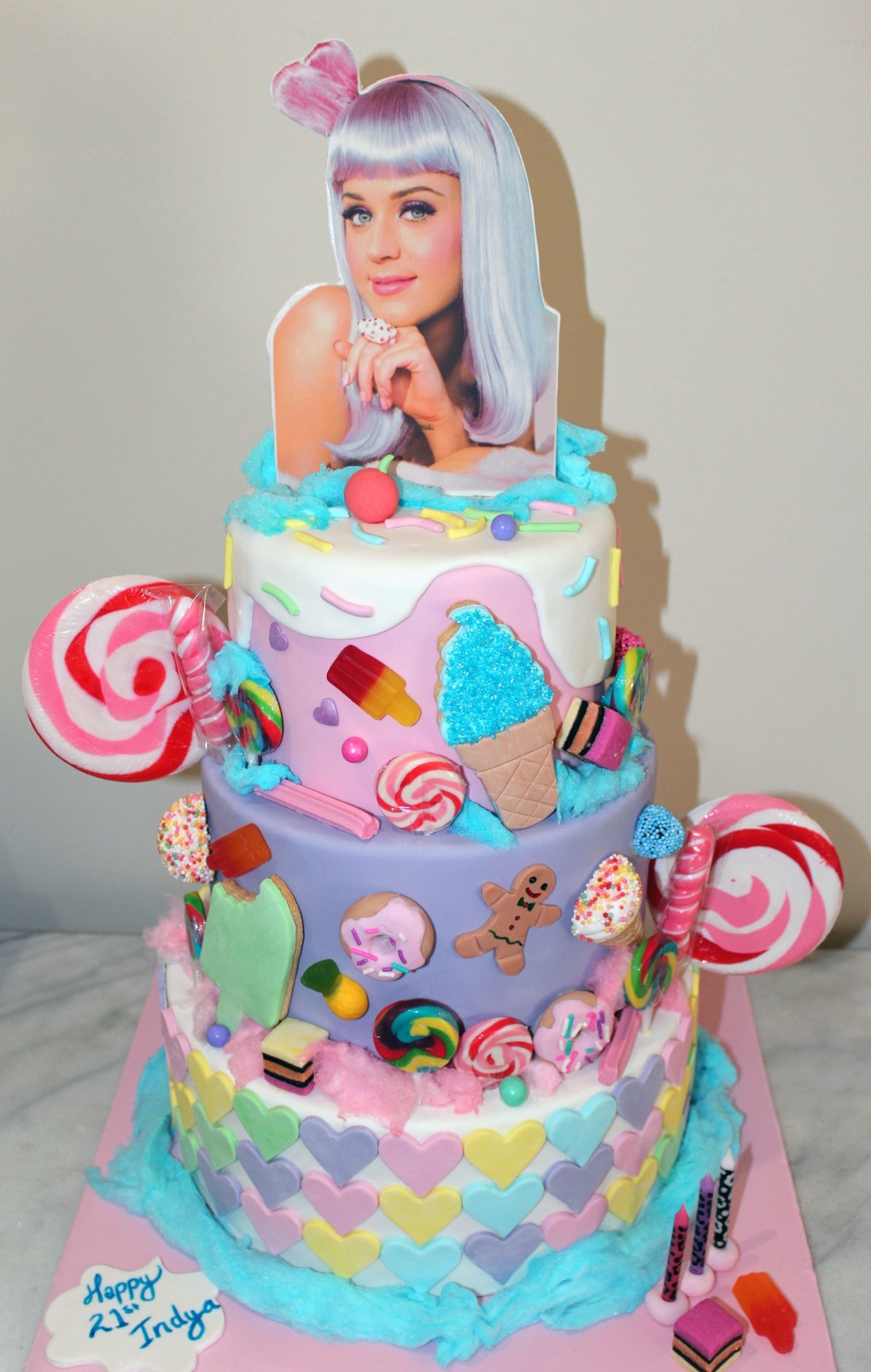 Cool product and cake ideas for hosting a pop star themed party