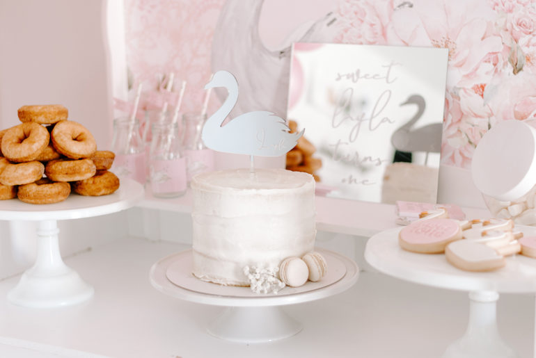 A blush and white swan party – Confetti Fair
