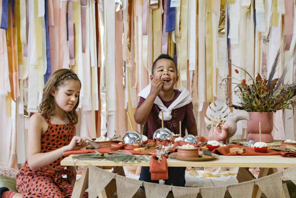 A retro-inspired indoor picnic in caramel tones – Confetti Fair