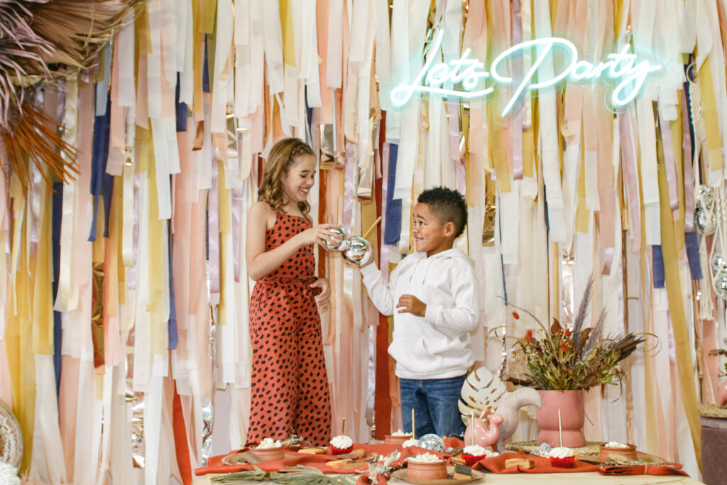 A retro-inspired indoor picnic in caramel tones – Confetti Fair