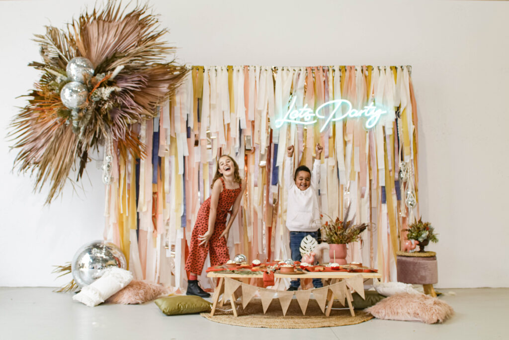 A retro-inspired indoor picnic in caramel tones – Confetti Fair