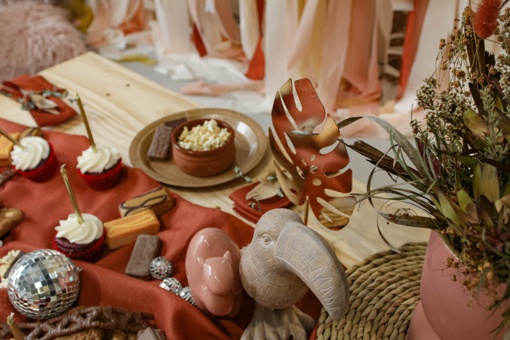 A retro-inspired indoor picnic in caramel tones – Confetti Fair